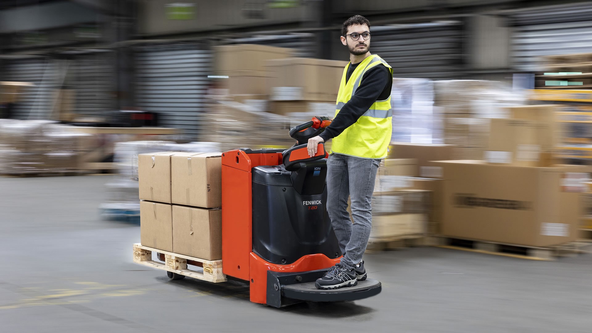 Un nouveau transpalette polyvalent et compact avec plateforme ...